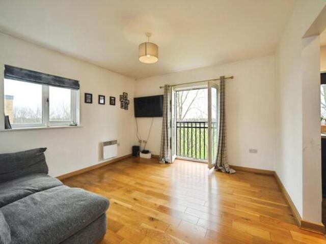 2 Bedroom Apartment Romford Greater London 101316274