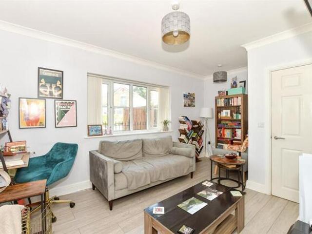 2 Bedroom Apartment Surrey Great London 100132604