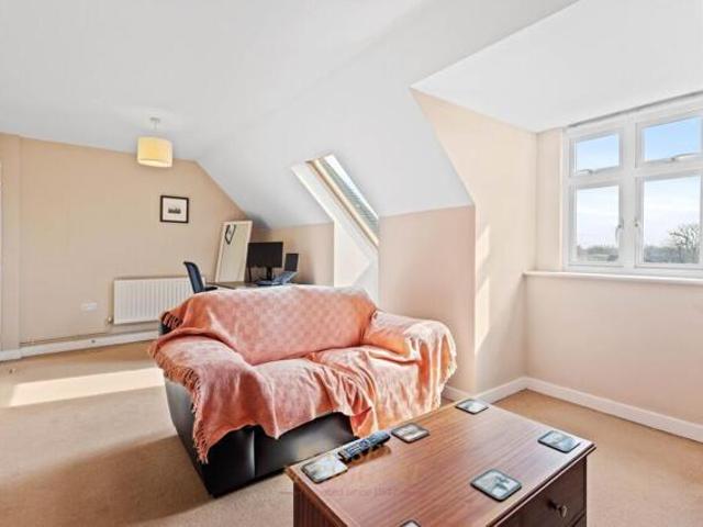 2 Bedroom Apartment Surrey Great London 98545710