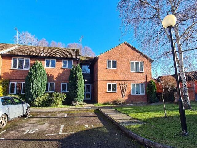 2 Bedroom Apartment Surrey Great London 98062543
