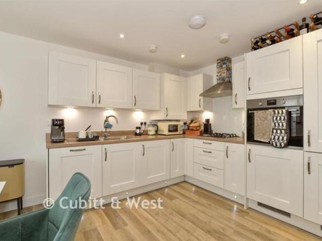 2 Bedroom Apartment Surrey Great London 98278085