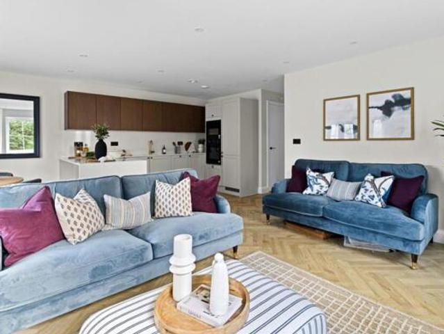 2 Bedroom Apartment Surrey Surrey 99130361