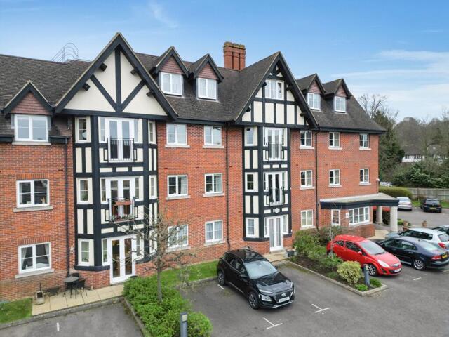 2 Bedroom Apartment Surrey Surrey LS100881504