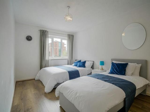 2 Bedroom Apartment Salford Salford 102952910