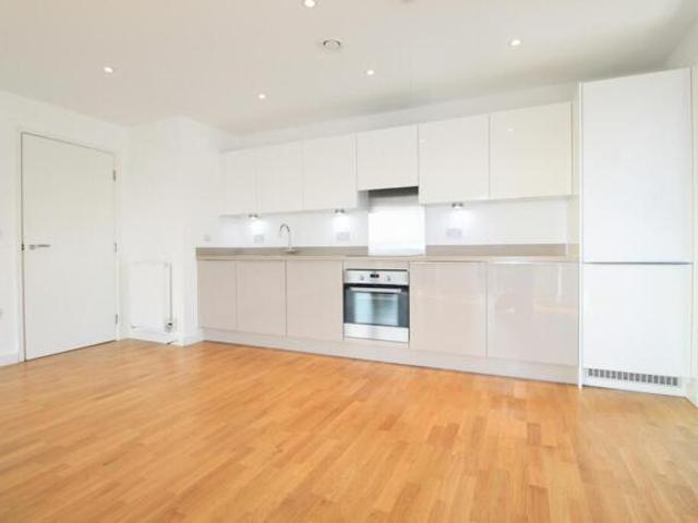 2 Bedroom Apartment Slough Slough LS99523677