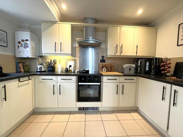 2 Bedroom Apartment Southend On Sea Southend on Sea LS101674853
