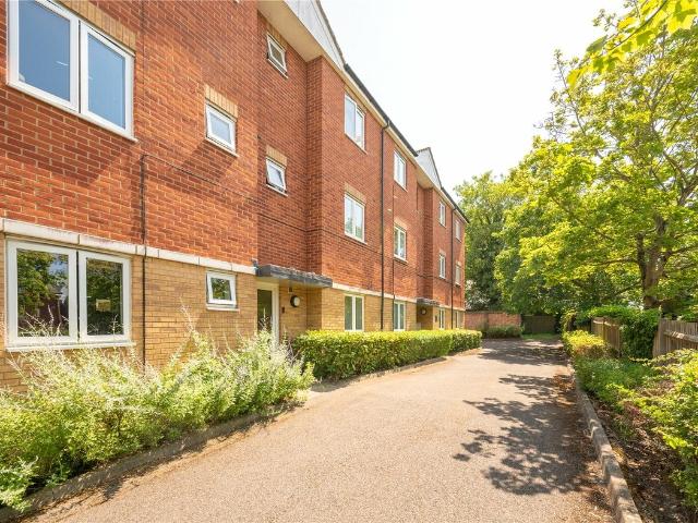 2 Bedroom Apartment to let in Sanders Place, Camp Road, St. Albans, AL1