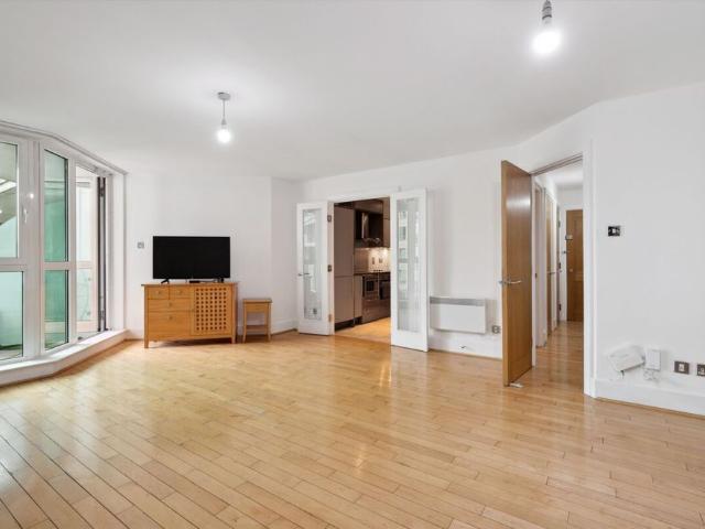2 bedroom apartment to let in St. George Wharf, SW8