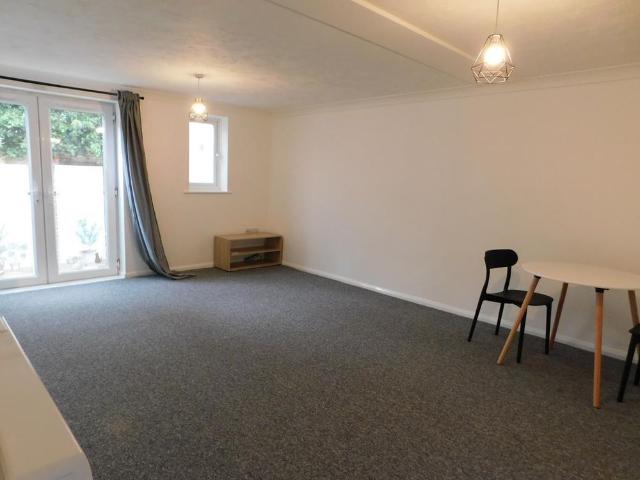 2 bedroom apartment to rent