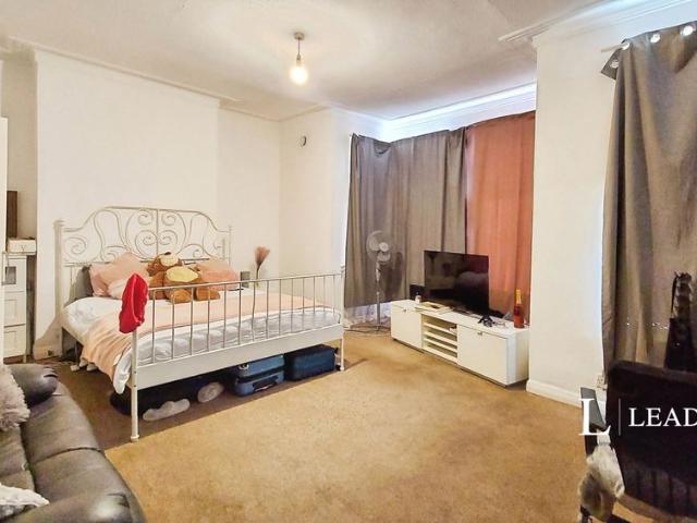 2 bedroom apartment to rent Cheltenham Road, Southend on Sea, Essex, SS1