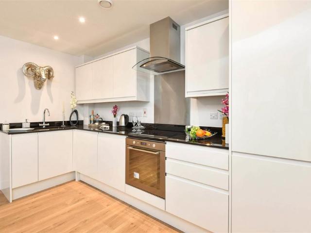 2 bedroom apartment to rent Cromwell Road, Redhill, RH1