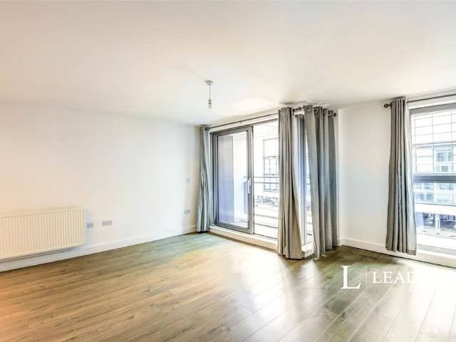 2 bedroom apartment to rent Cromwell Road, Redhill, Surrey, RH1