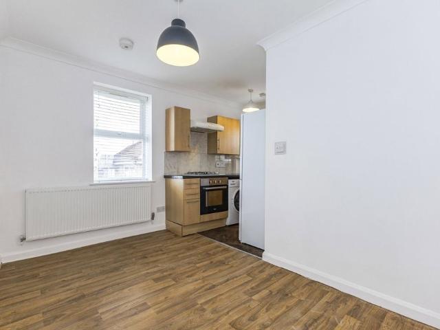 2 bedroom apartment to rent Gander Green Lane, Sutton, SM1