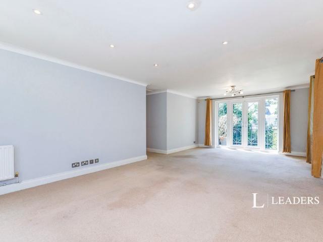 2 bedroom apartment to rent Grosvenor Court, Egerton Road, Weybridge, KT13