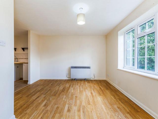 2 bedroom apartment to rent Groveside Close, Carshalton, SM5
