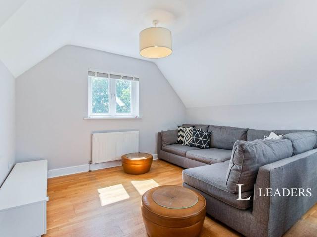 2 bedroom apartment to rent East Street, Epsom, KT17