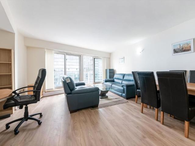 2 bedroom apartment to rent in Cascades Tower, near Canary Wharf, E14