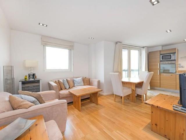 2 bedroom apartment to rent in City Tower near Canary Wharf, Docklands, London E14
