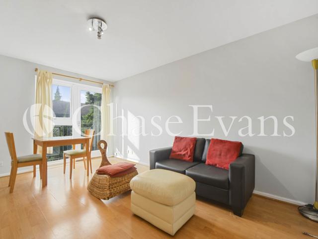 2 bedroom apartment to rent in clippers quay isle of dogs london e14