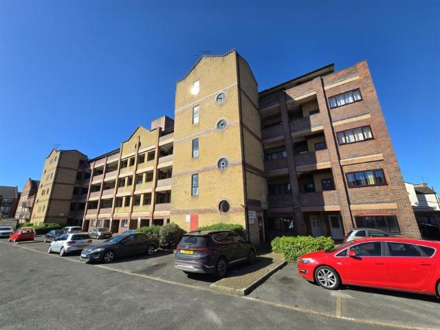 2 Bedroom Apartment to Rent in Baronson Gardens, Northampton, NN1