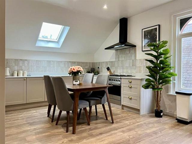 2 Bedroom Apartment To Rent In Elm Bank, Nottingham, NG3