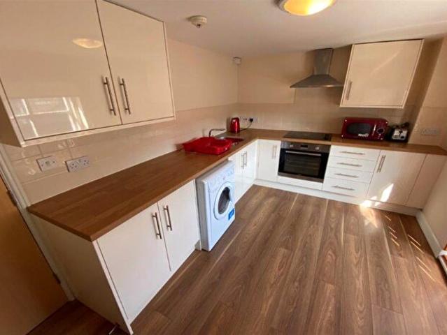 2 Bedroom Apartment To Rent In High Road, Beeston, NG9