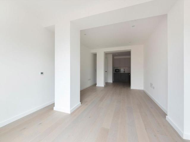 2 bedroom apartment to rent in Osborn Street, E1
