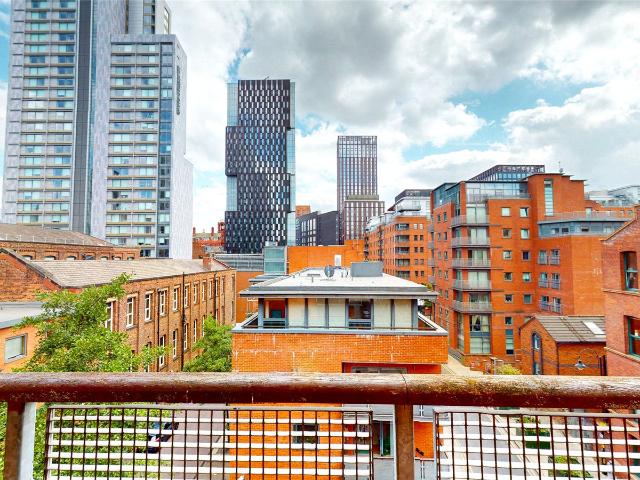 2 bedroom apartment to rent in lockes yard manchester m1