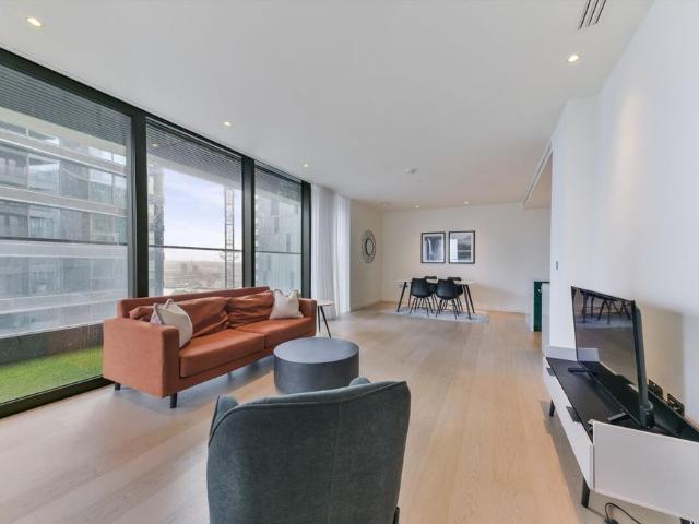 2 bedroom apartment to rent in the Wardian development, Canary Wharf E14