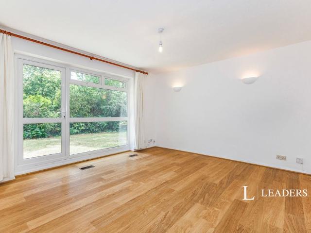 2 bedroom apartment to rent Oakdene Court, Walton on Thames, KT12