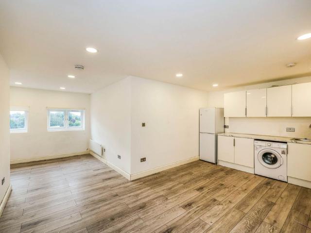 2 bedroom apartment to rent London Road, Waterlooville, Hampshire, PO7