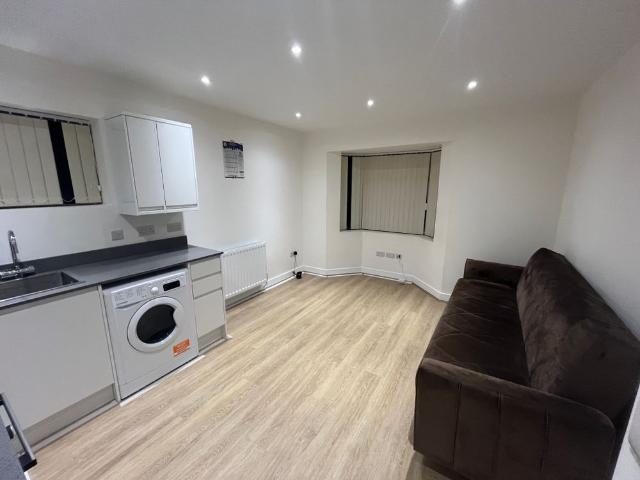 2 bedroom apartment to rent Medina Road, Luton, Bedfordshire, LU4