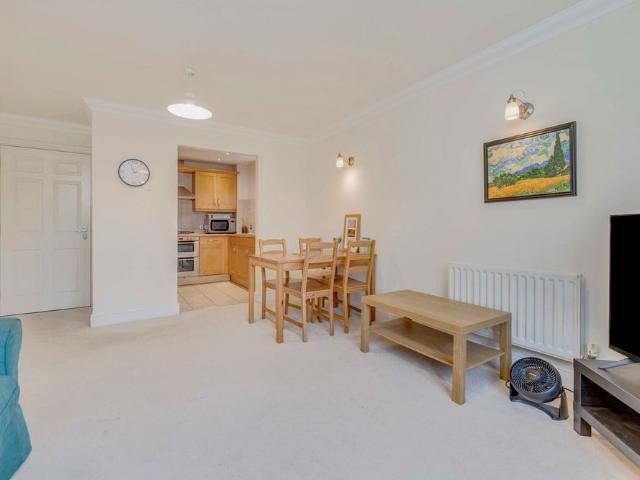 2 bedroom apartment to rent Station Road, Redhill, Surrey, RH1