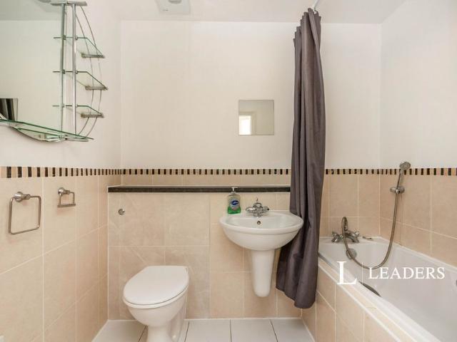 2 bedroom apartment to rent Pembroke Road, Woking, GU22