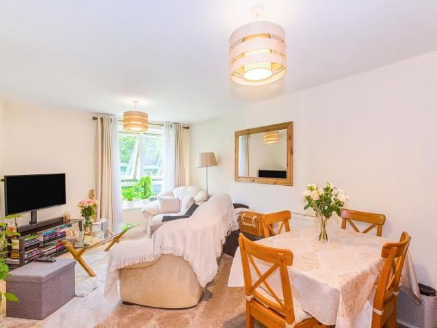 2 bedroom apartment to rent Romana Square, Altrincham, WA14