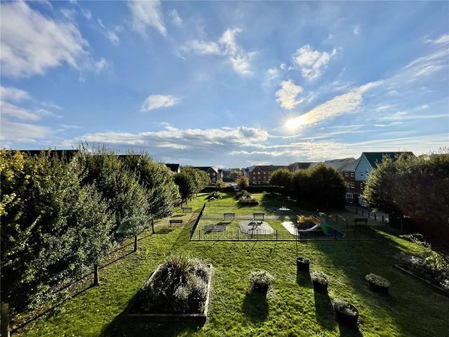 2 bedroom apartment to rent Reynolds Avenue, Redhill, Surrey, RH1