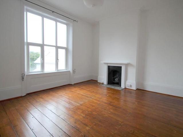 2 bedroom apartment to rent Wray Park Road, Reigate, RH2