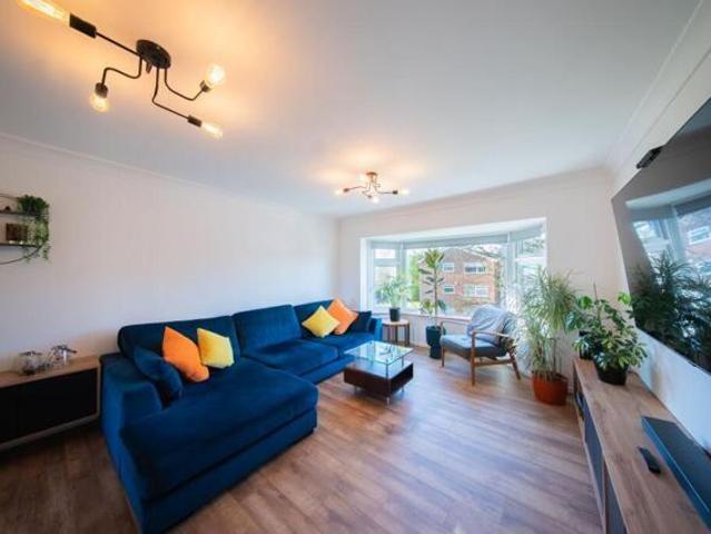 2 Bedroom Apartment Trafford Trafford 101674998