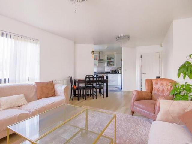 2 Bedroom Apartment Watford Hertfordshire LS100648774