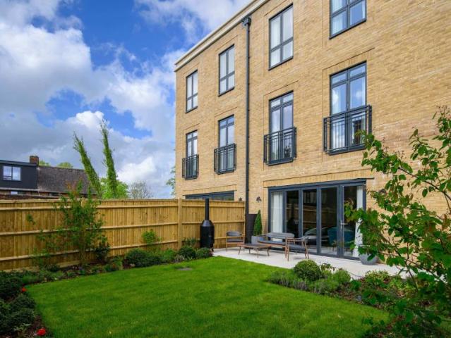 2 Bedroom Apartment Winchester Hampshire LS96174051