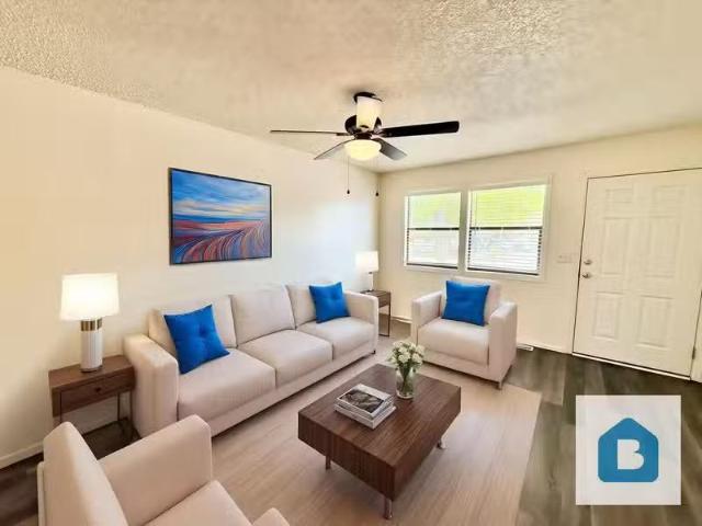 2 Bedroom Apartment with Front Yard & Driveway! 1429 Anita St