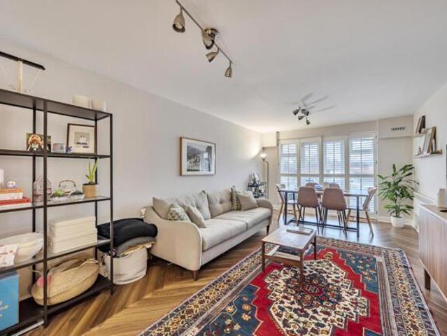 2 Bedroom Apartment Woking Surrey 100825039
