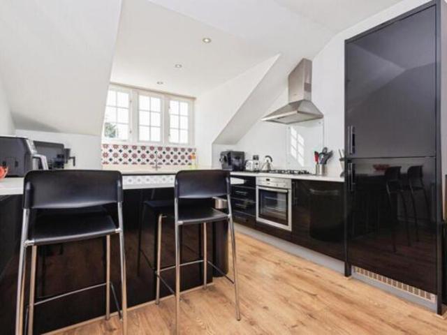 2 Bedroom Apartment Woking Surrey 98612613
