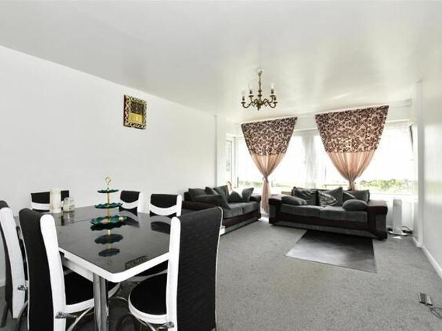2 Bedroom Apartment Woodford Green Great London 99642087