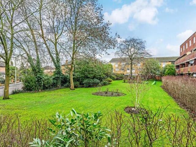 2 Bedroom Apartment Woodford Green Greater London 99735939