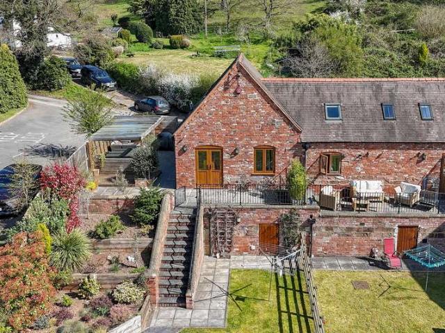 2 Bedroom Barn Conversion Character Property