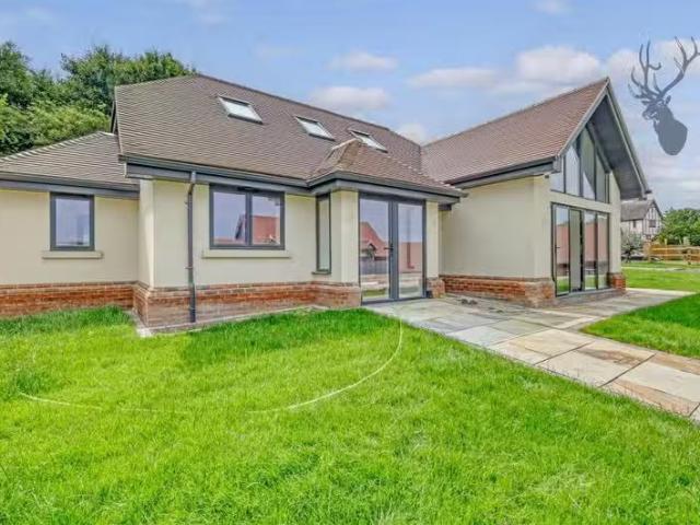2 bedroom barn conversion for rent in Mott Street, IG10
