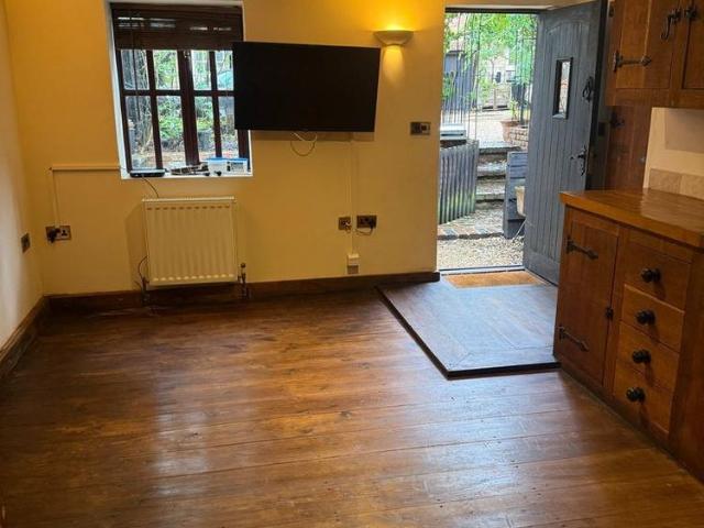 2 bedroom barn conversion to rent