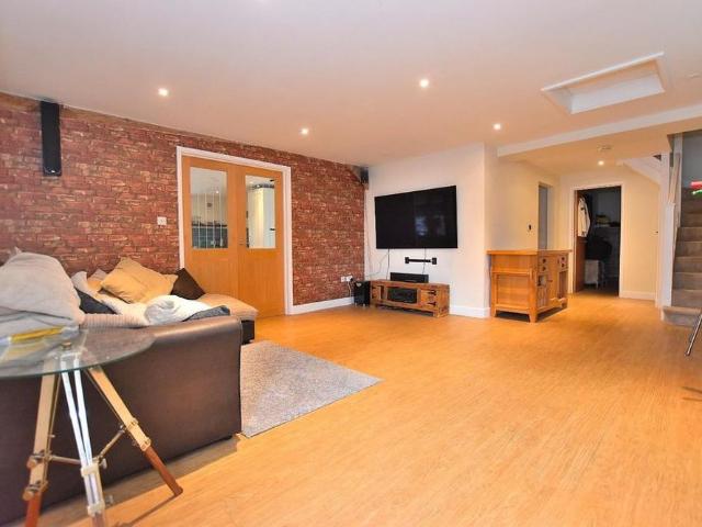 2 bedroom barn conversion to rent
