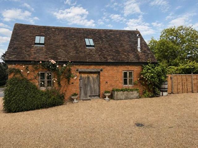 2 Bedroom Barn Conversion To Rent In Salters Lane, Aylesbury, HP18